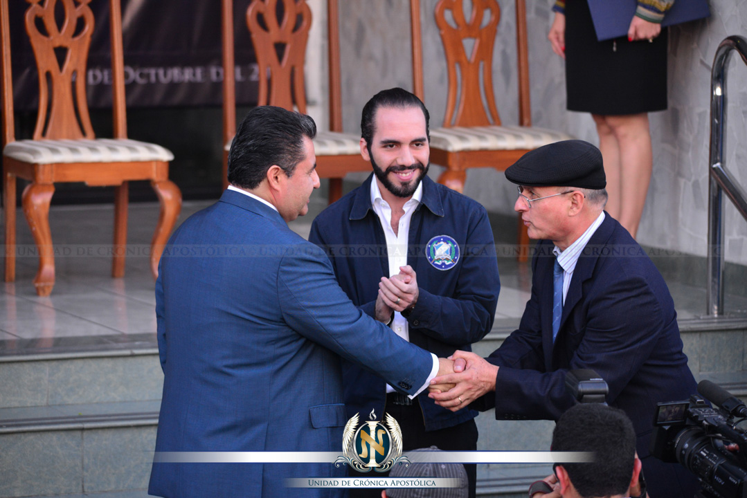 Entrega de Reconocimiento al Apóstol de Jesucristo Naasón Joaquín ...