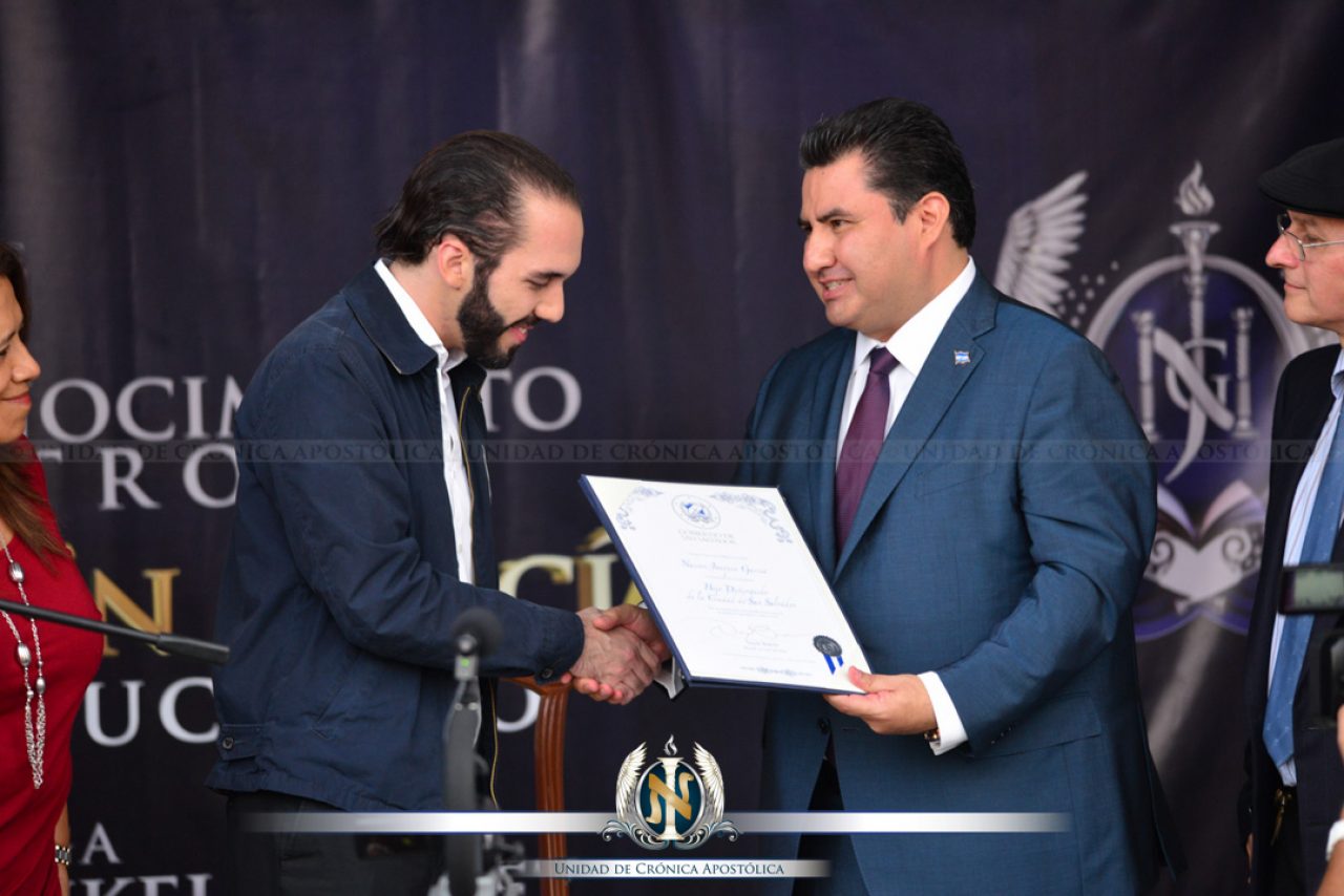 Entrega de Reconocimiento al Apóstol de Jesucristo Naasón Joaquín ...